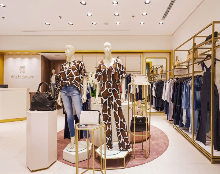 Wooden Clothing Display Counter for Clothing Shop Decor | Funroadisplay