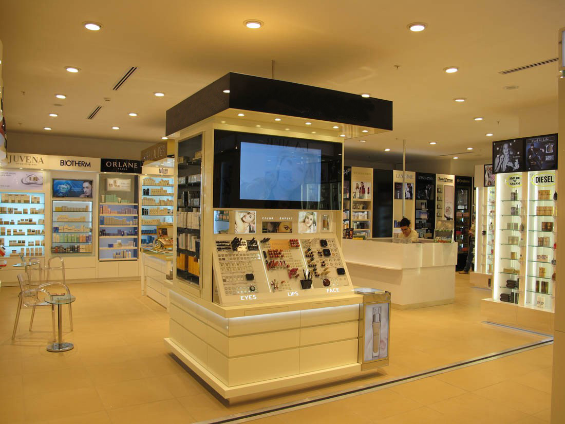 Wooden Showcase Counter for Cosmetic Store Display | Funroadisplay