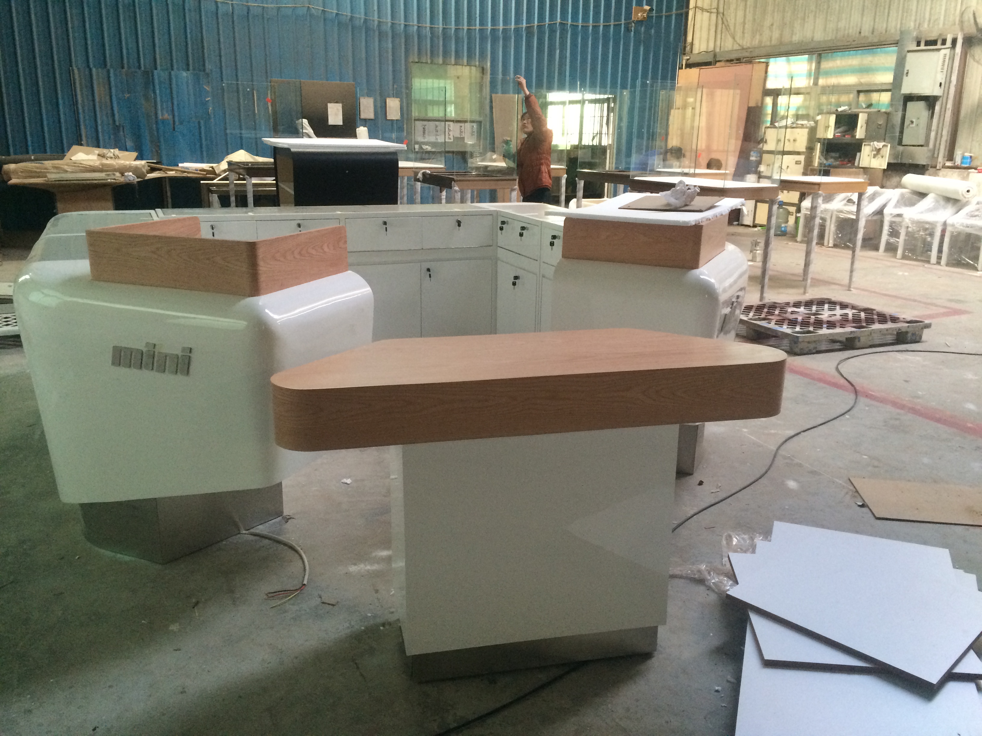 Customized Cell Phone Display Counter for Shopping Mall Decor ...