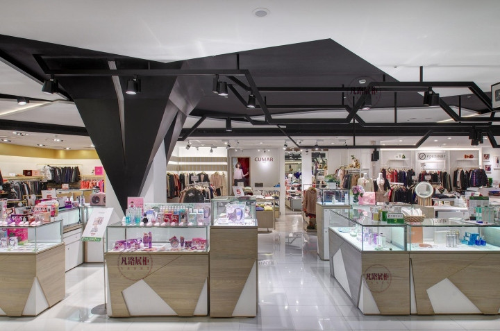 Large-scale Glass Display Case for Shopping Mall Decor | Funroadisplay