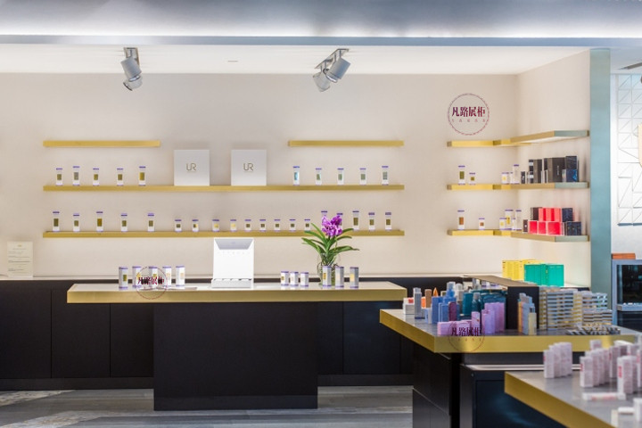 Cosmetic Showcase Display for Shopping Mall Decoration