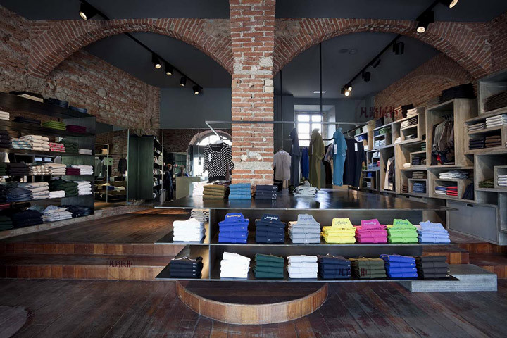 Retail Luxury Brand Clothing Showcase Case | Funroadisplay