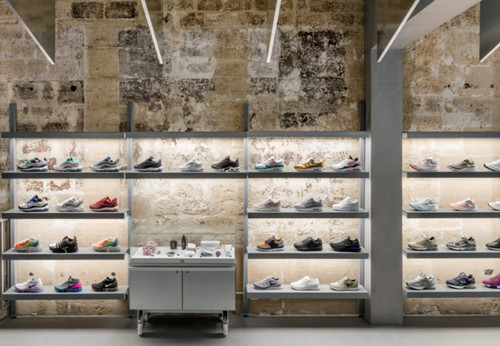 Upscale Shoes Store Design with Metal Display Racks | Funroadisplay